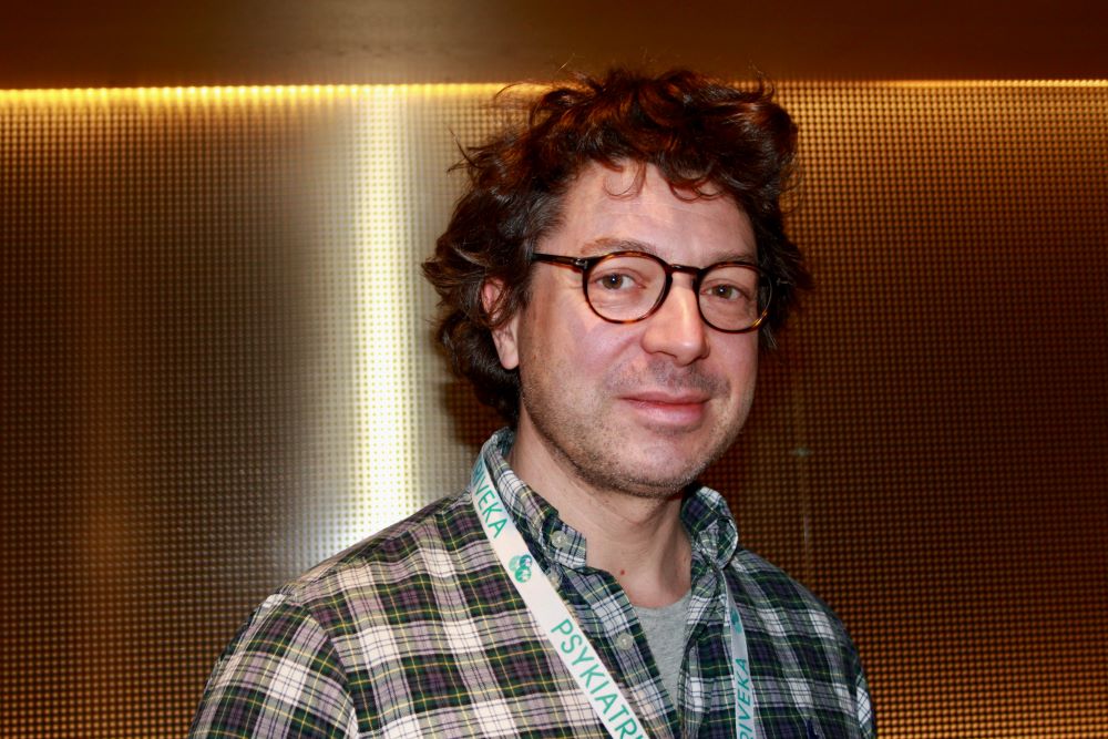 Sidelengs inn en åpen dør