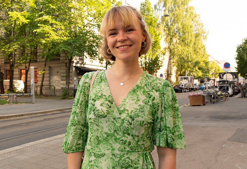 Oline med hånden i været